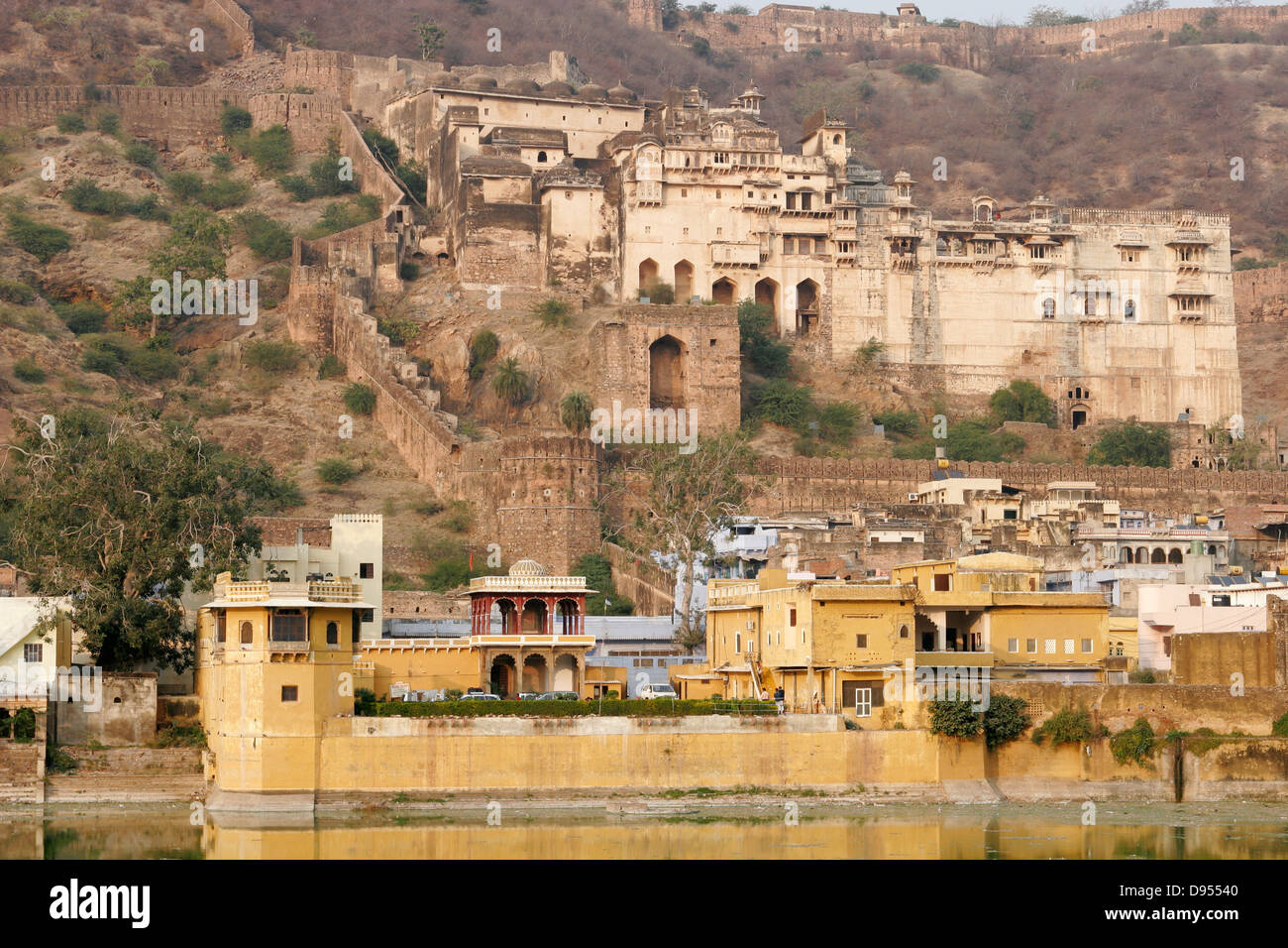 Bundi Palace and Taragarh Fort on the hill behind Nawal Sagar Lake ...