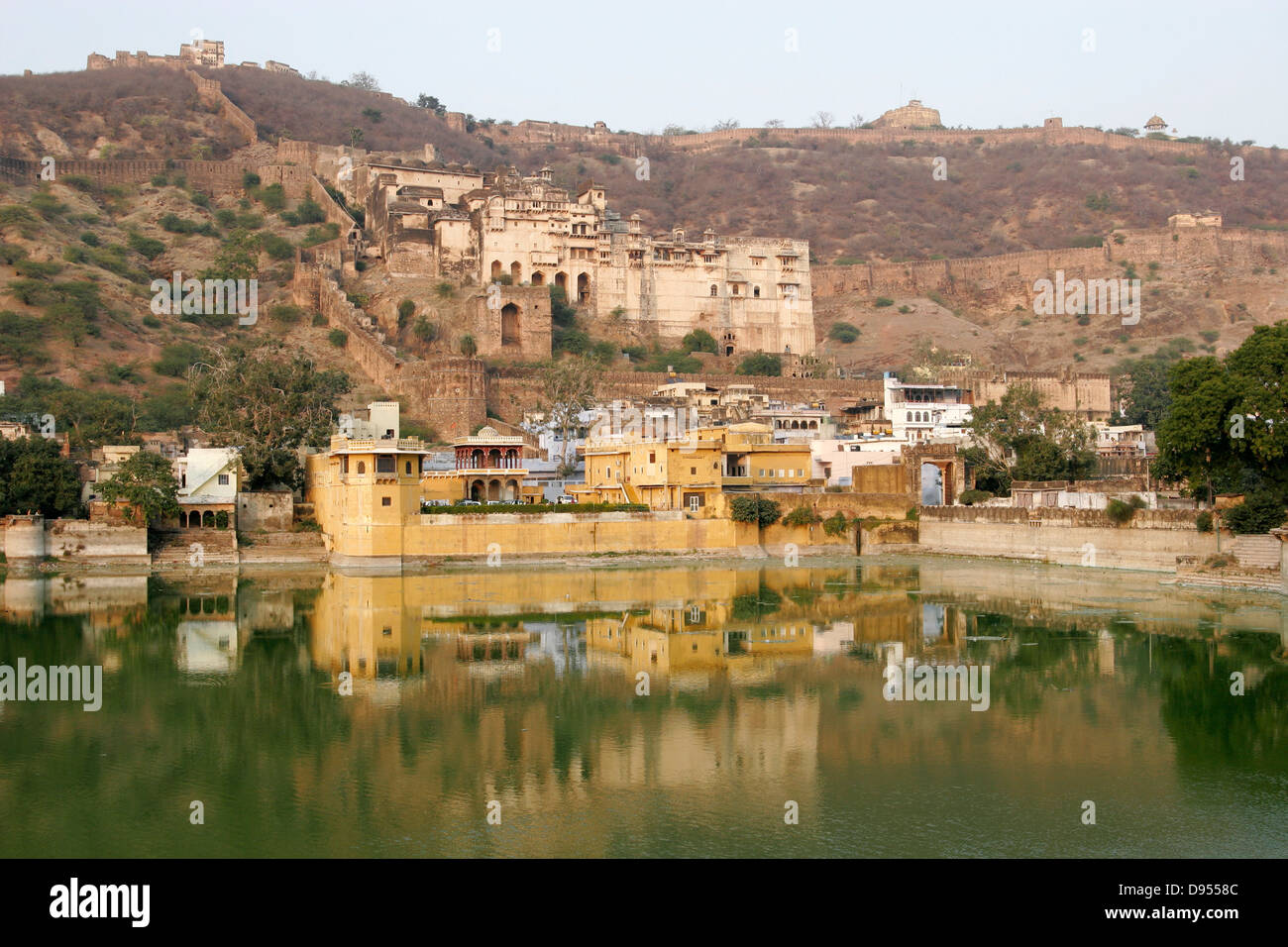 Bundi Palace and Taragarh Fort on the hill behind Nawal Sagar Lake ...