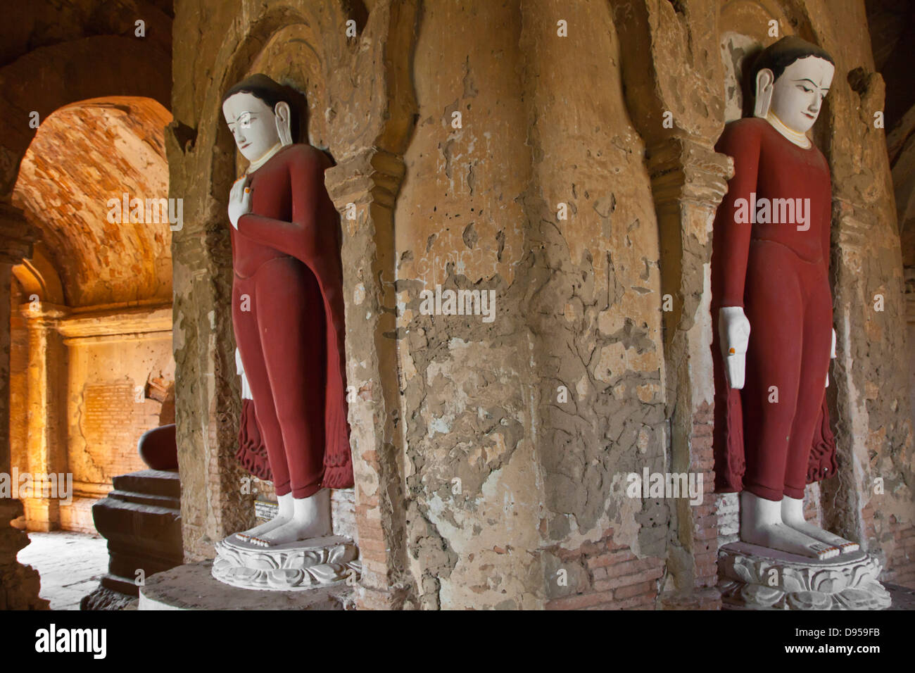 The PAYA NDA ZU GROUP of stupas are intimate and have good lighting on ...