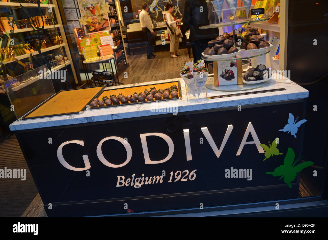 Godiva chocolate store fifth avenue new york city hi-res stock ...