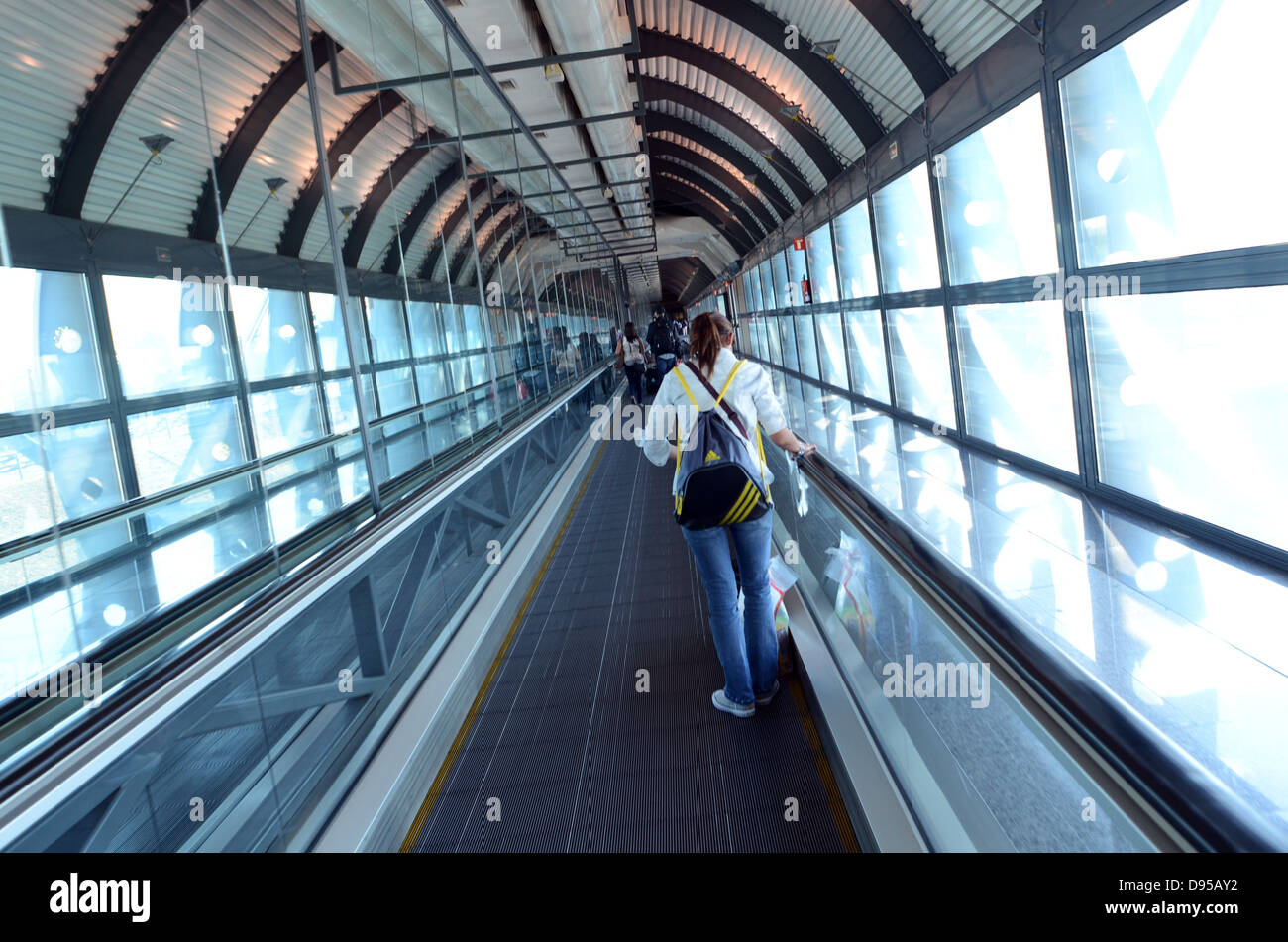 Woman airport arrivals hi-res stock photography and images - Alamy