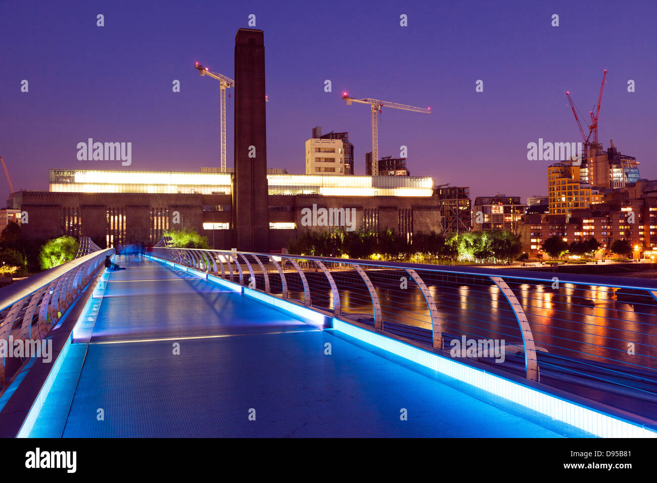 Tate modern bridge architecture hi-res stock photography and images - Alamy