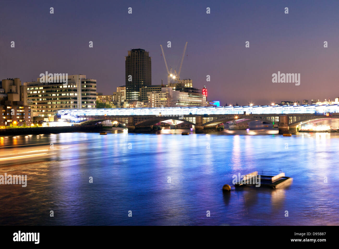 London dusk architecture hi-res stock photography and images - Alamy