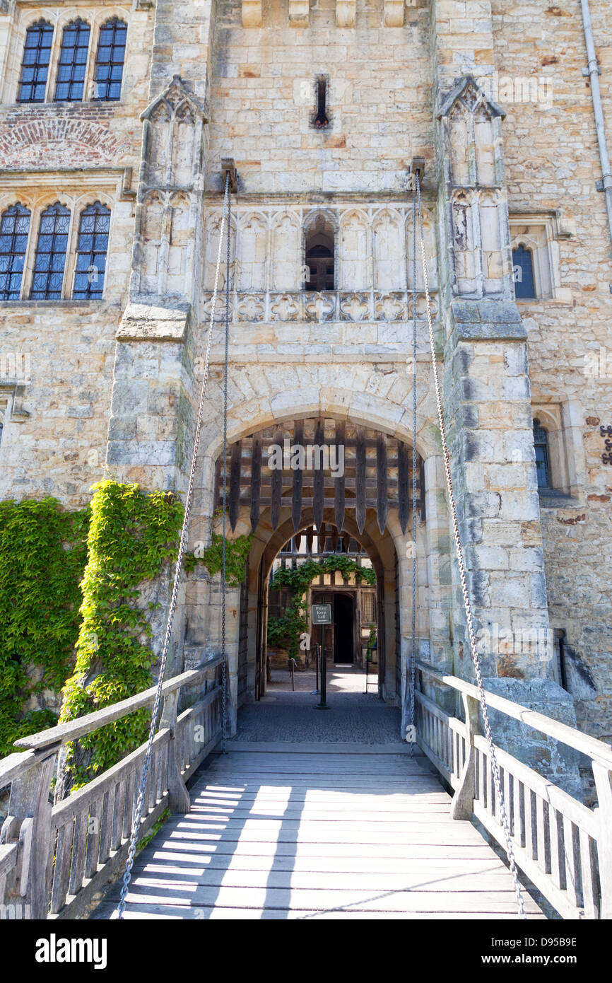 Castle drawbridge hi-res stock photography and images - Alamy