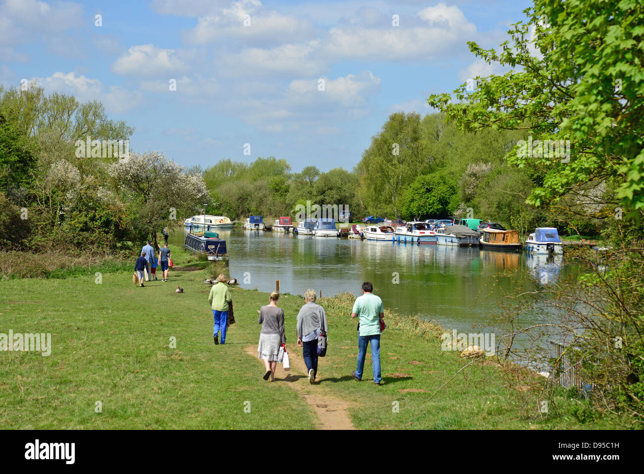 Riverside path by River Thames, Lower Wolvercote, Oxford, Oxfordshire ...