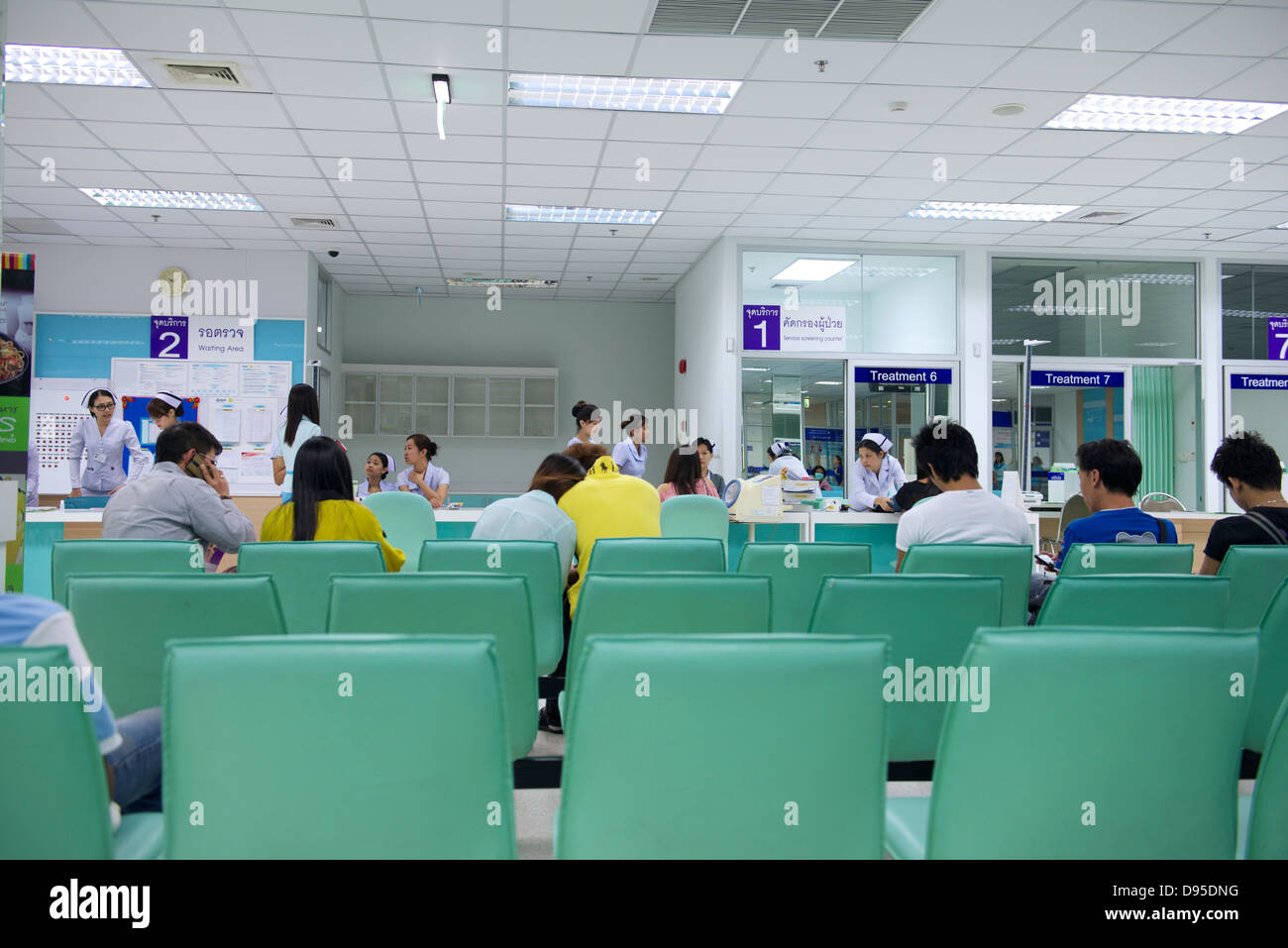 Hospital waiting room hi-res stock photography and images - Alamy