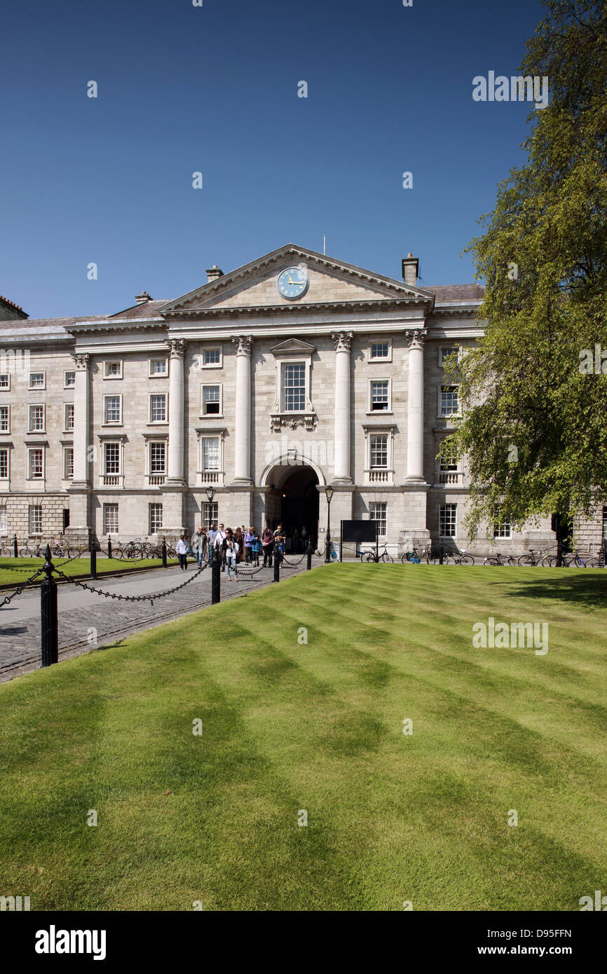 Tourists visit Trinity College Dublin Ireland Stock Photo - Alamy