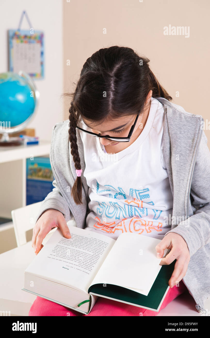 Tween girl reading book hi-res stock photography and images - Alamy
