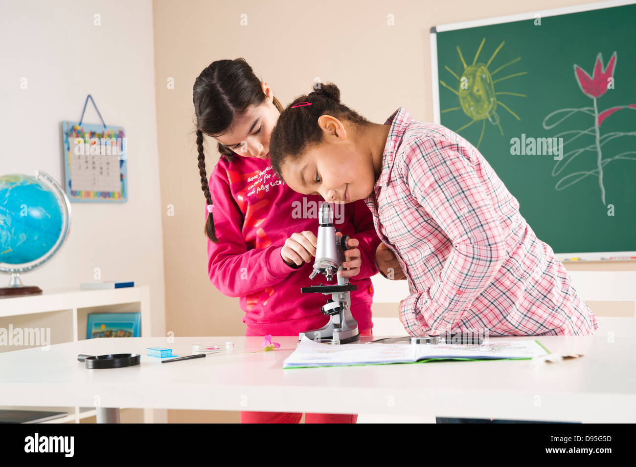 Student microscope hi-res stock photography and images - Alamy