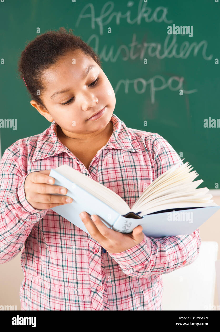 Tween girl reading book hi-res stock photography and images - Alamy