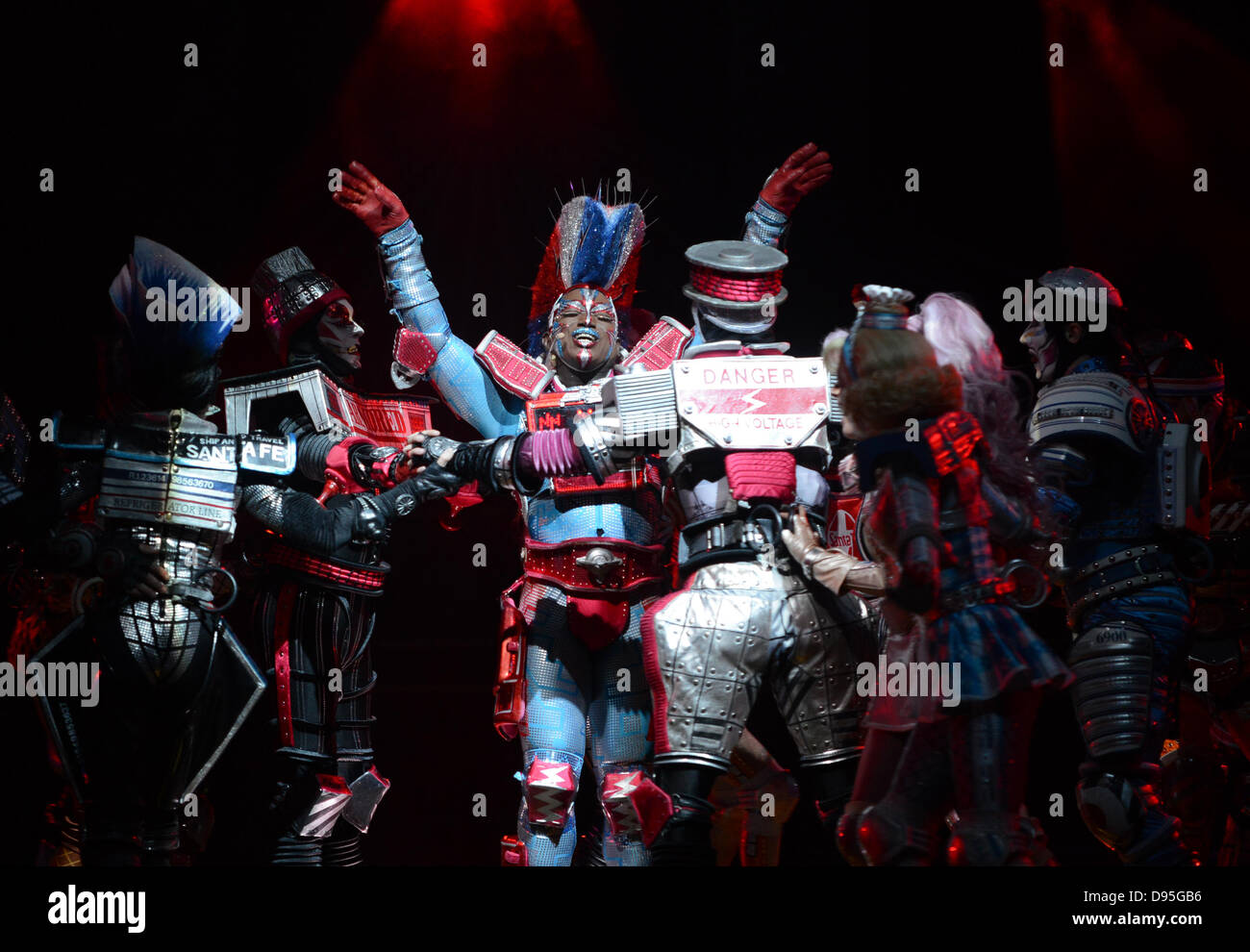 dpa-Exclusive - Actress Mykal Rand (C) playing the part of Electra ...