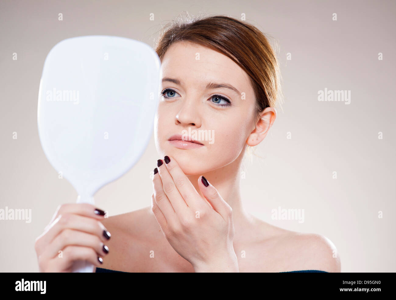 Teen staring mirror hi-res stock photography and images - Alamy