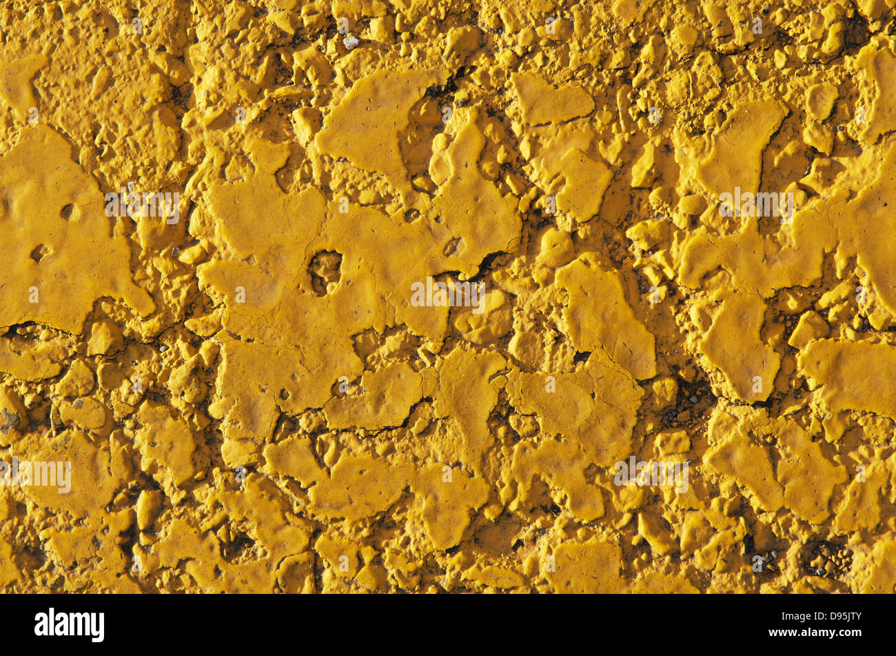 Yellow line on cracked asphalt hi-res stock photography and images - Alamy