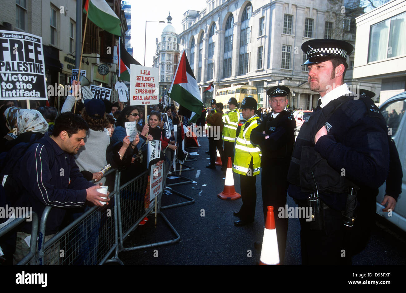 Israeli police against demonstrators hi-res stock photography and ...