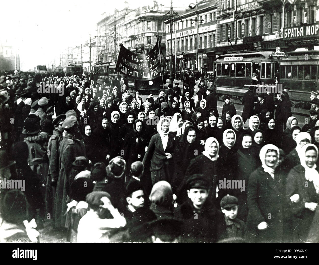 USSR: Women's March, St Petersburg (Leningrad), 8 March 1917 Stock ...