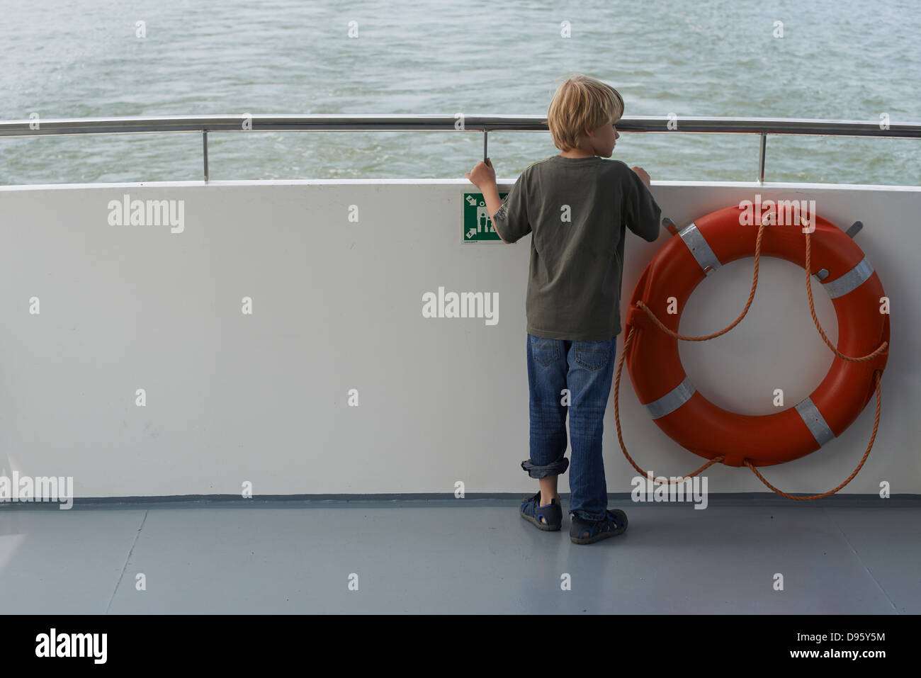 Child looking at ocean hi-res stock photography and images - Alamy