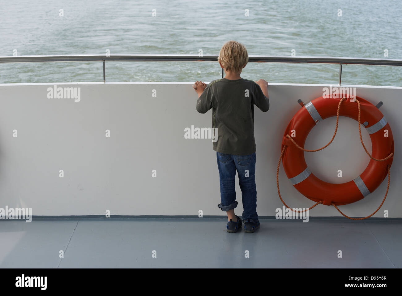Child looking at ocean hi-res stock photography and images - Alamy