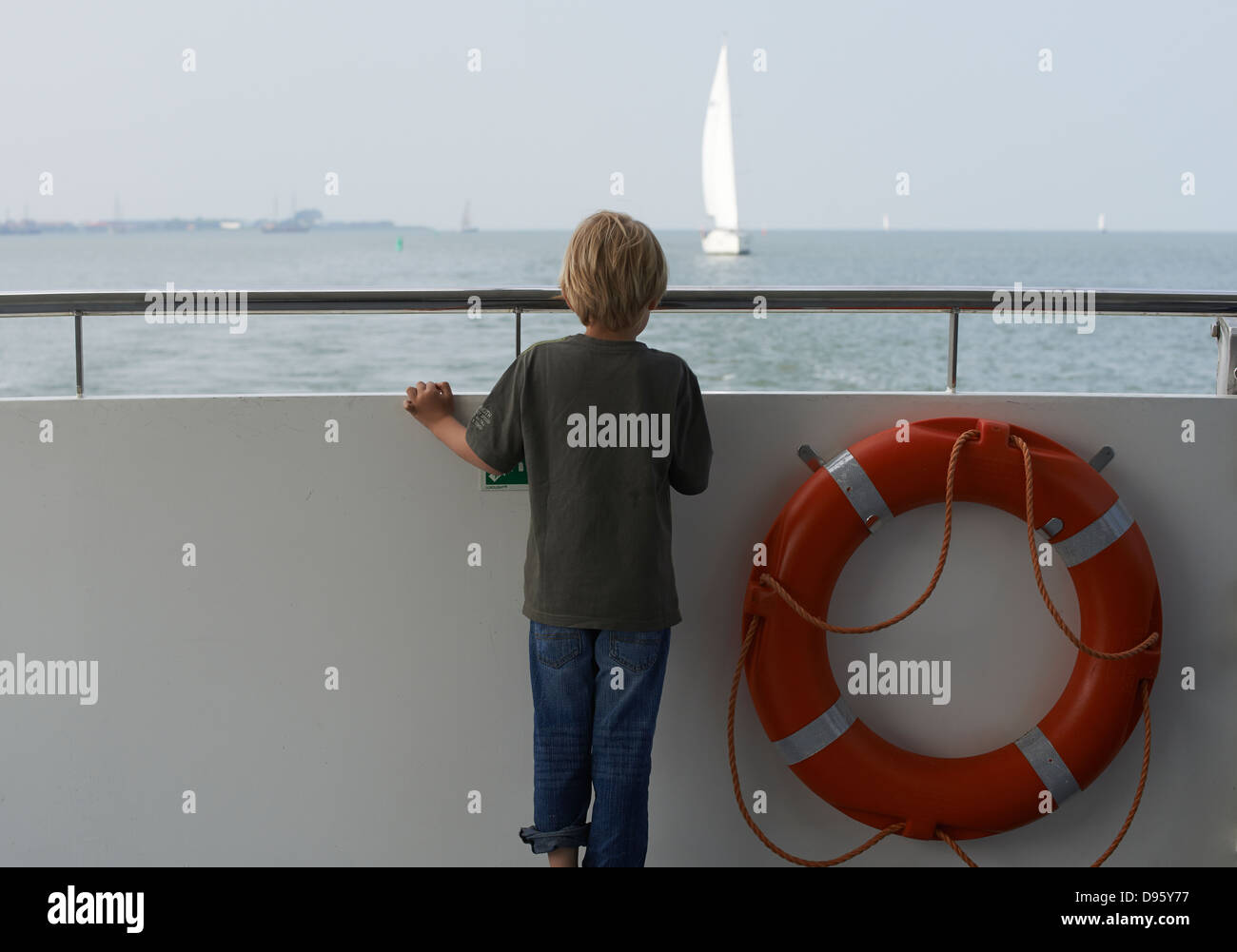 Child looking at ocean hi-res stock photography and images - Alamy