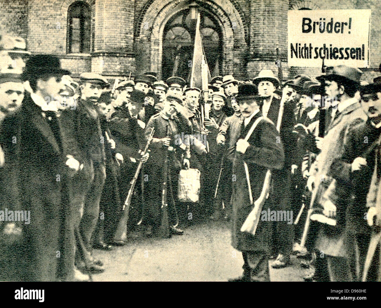 German street protesters gather during the Spartacist uprising of 1918 ...