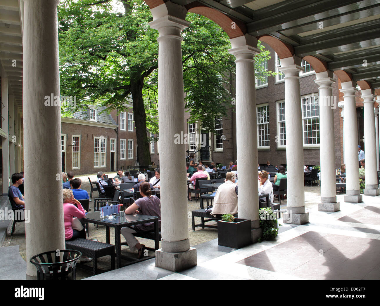 Museum courtyard architecture hi-res stock photography and images - Alamy