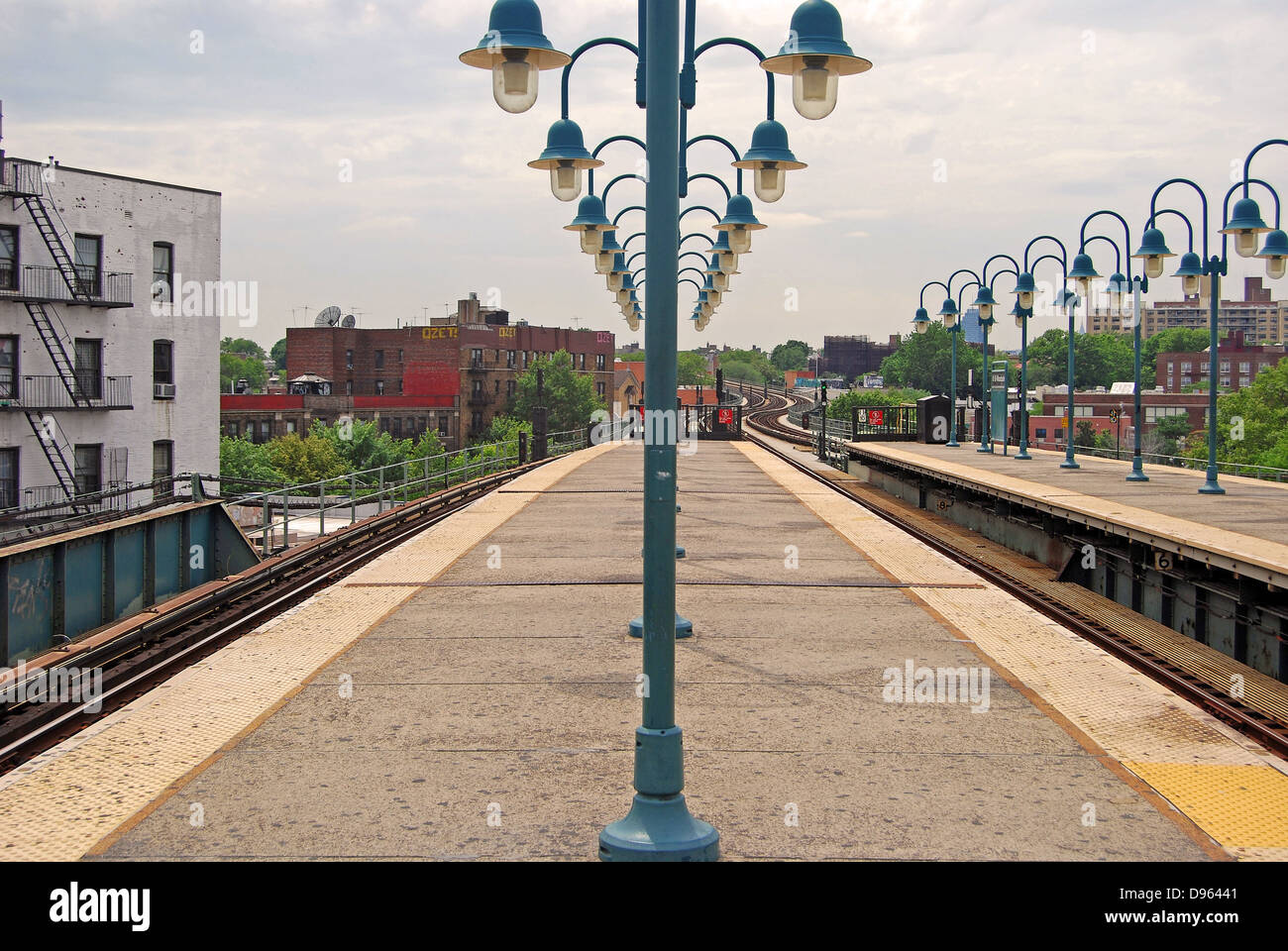 The Woodside Avenue station on the number 7 line in Queens, New York ...