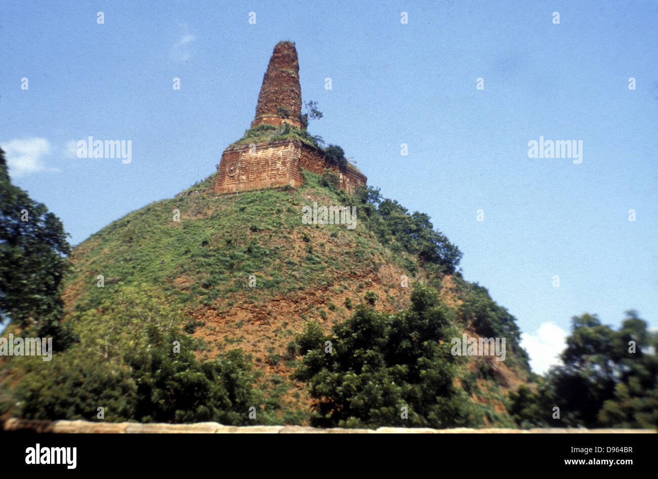 Sri Lanka - Stupa, Buddhist shrine, Abeygyriya Stock Photo - Alamy