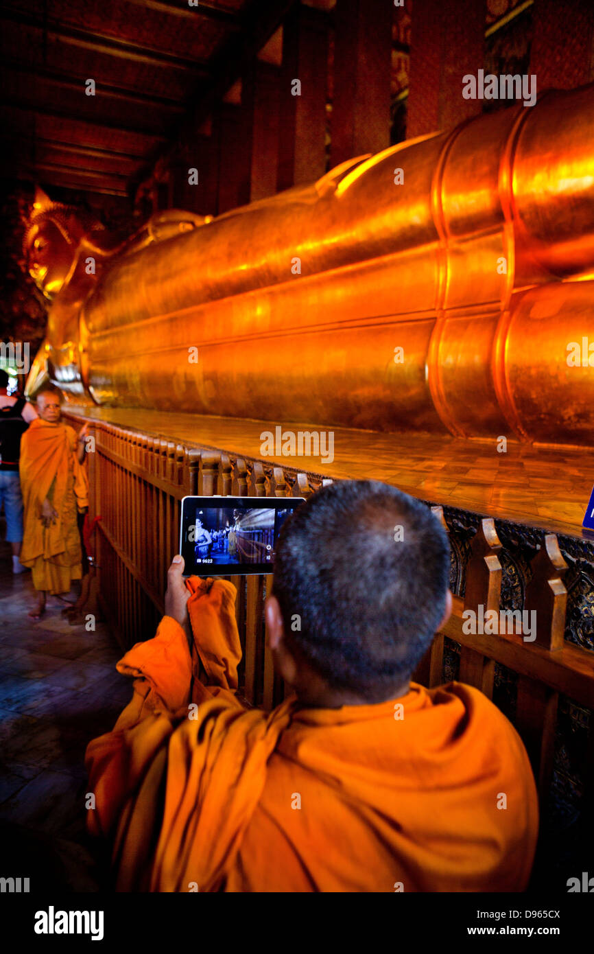 Thailand bangkok monk taking hi-res stock photography and images - Alamy
