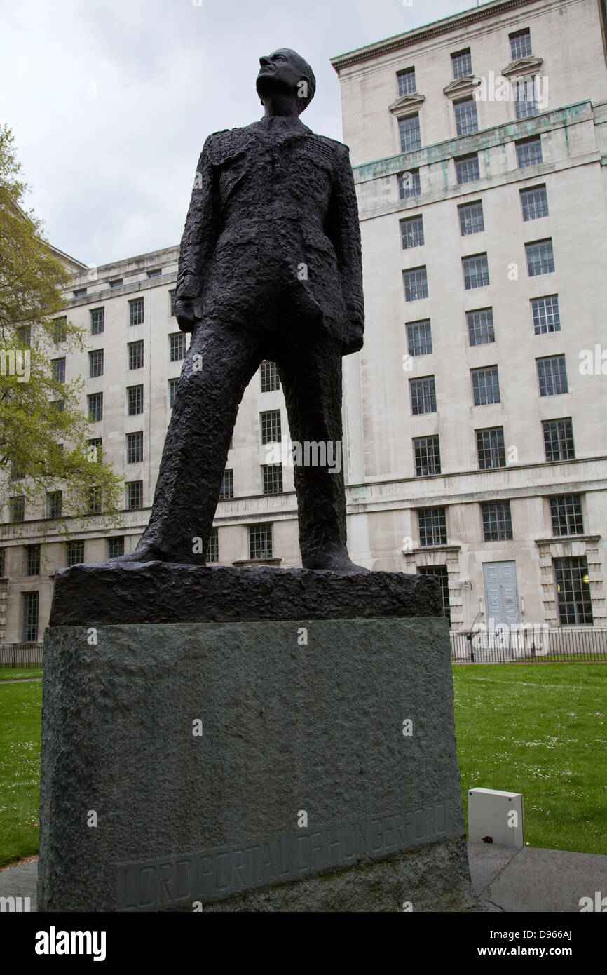 Lord Portal of Hungerford Sculpture in Victoria Embankment Gardens ...