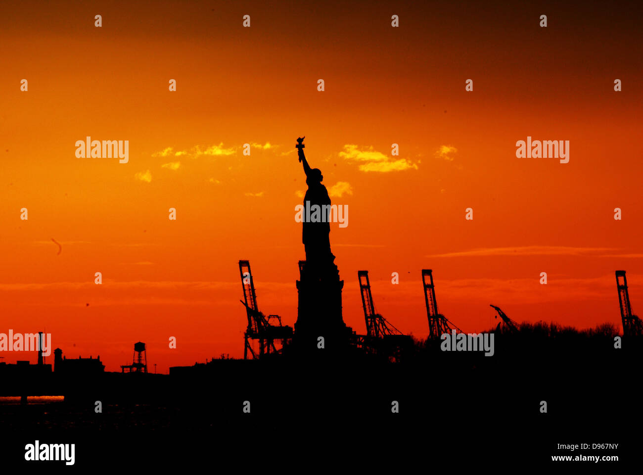 Sunset statue of liberty hi-res stock photography and images - Alamy