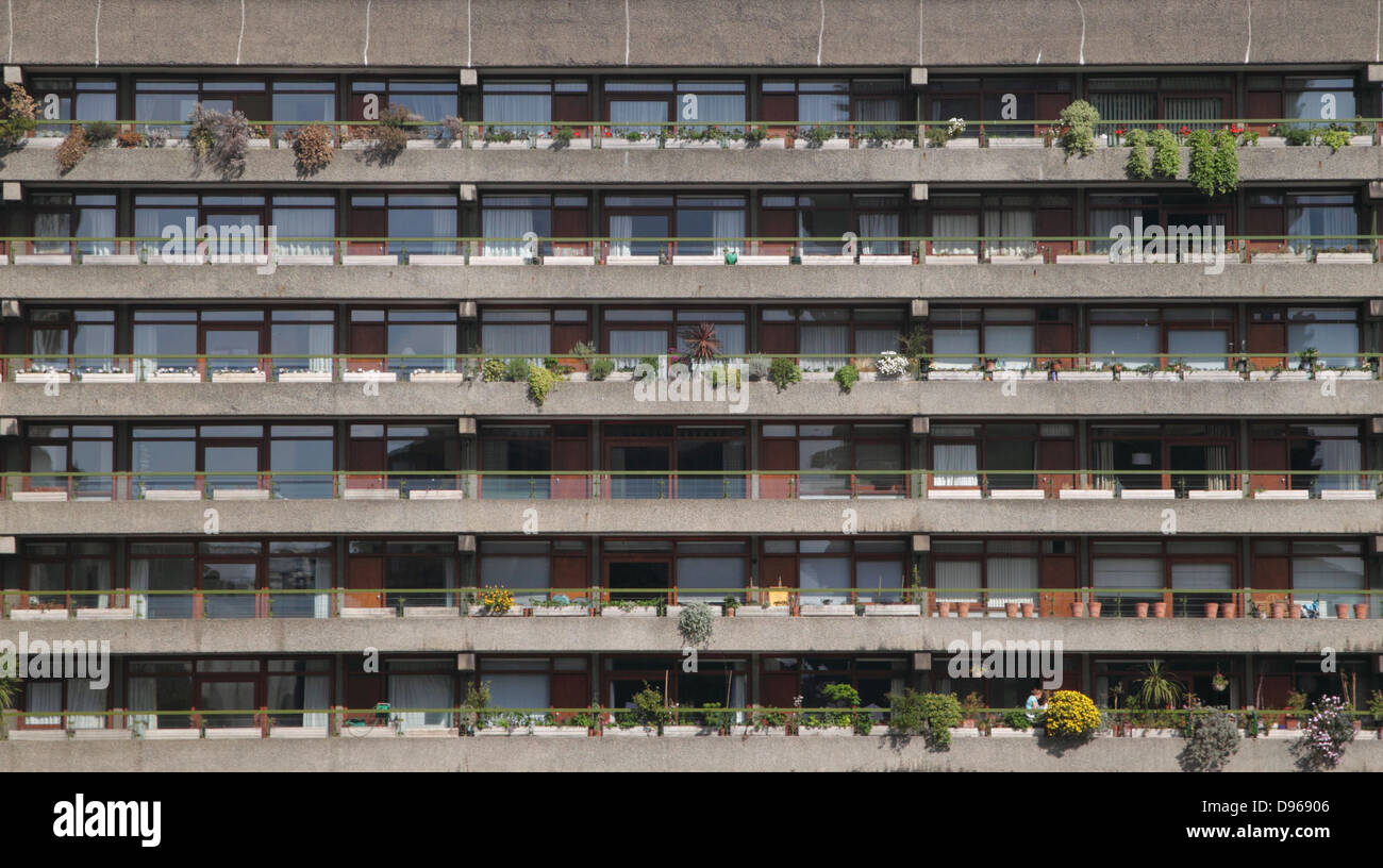 Barbican london flats hi-res stock photography and images - Alamy