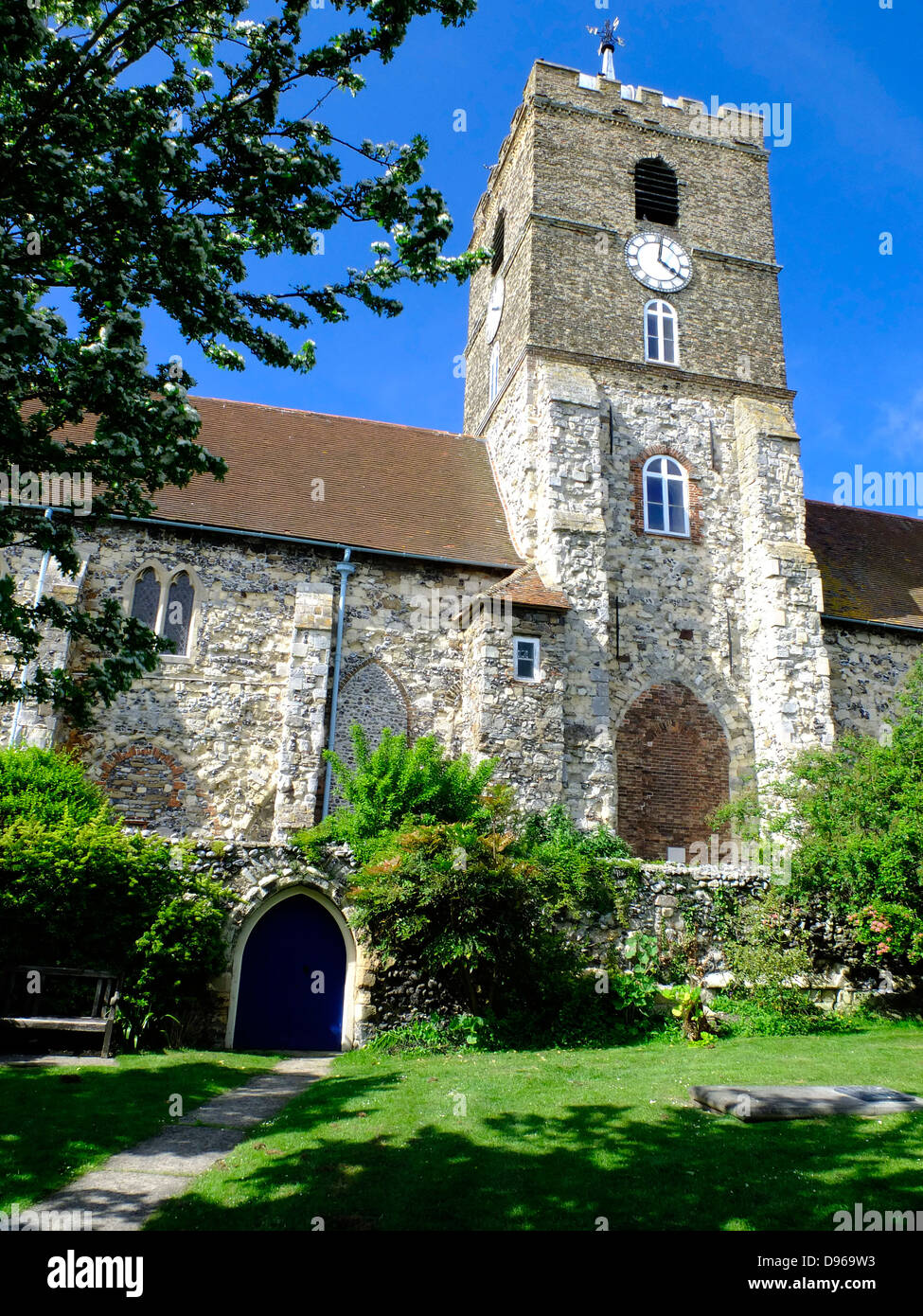 Village of Sandwich in Kent, England - the village green and church ...