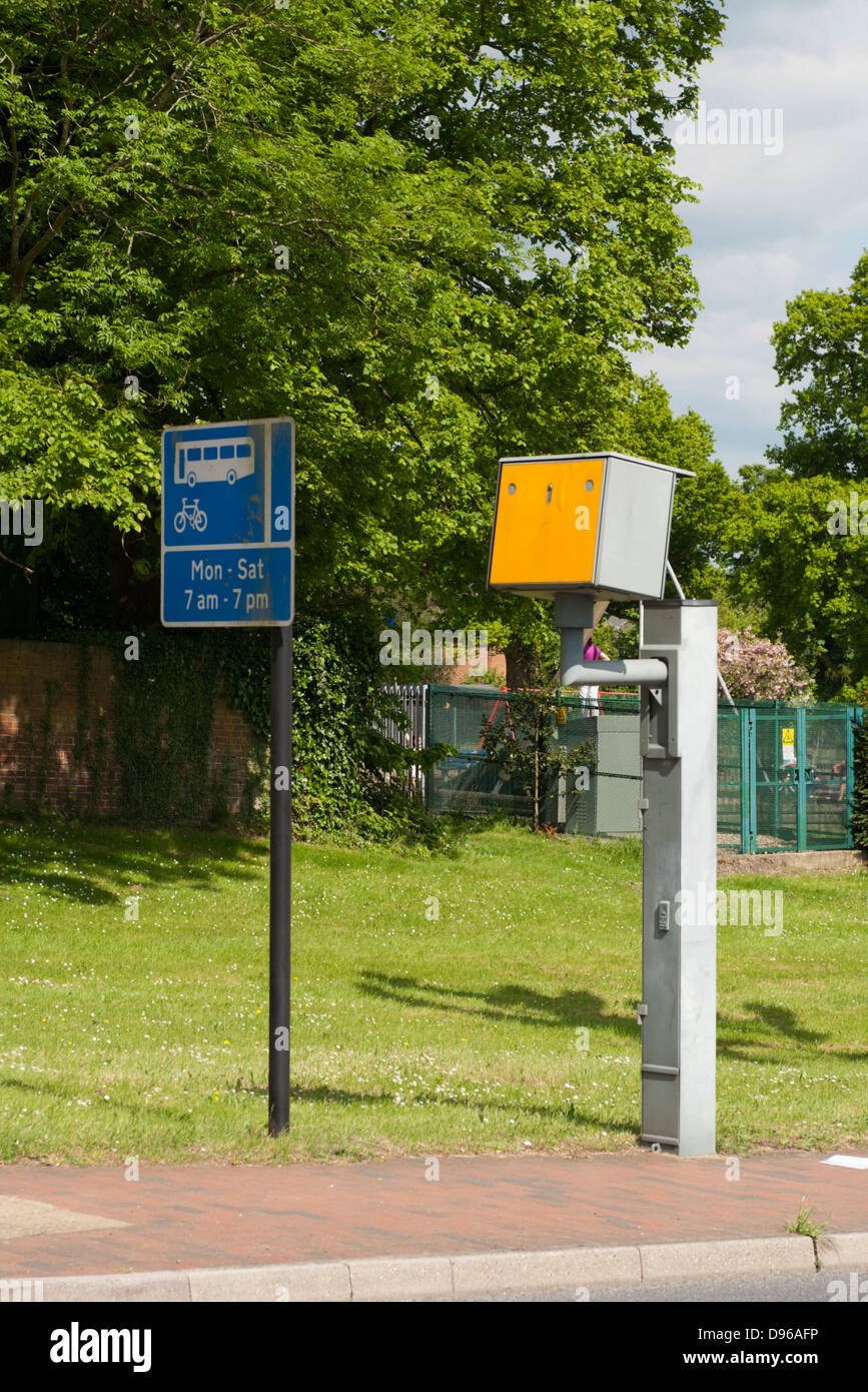 Bus lane road sign hi-res stock photography and images - Alamy