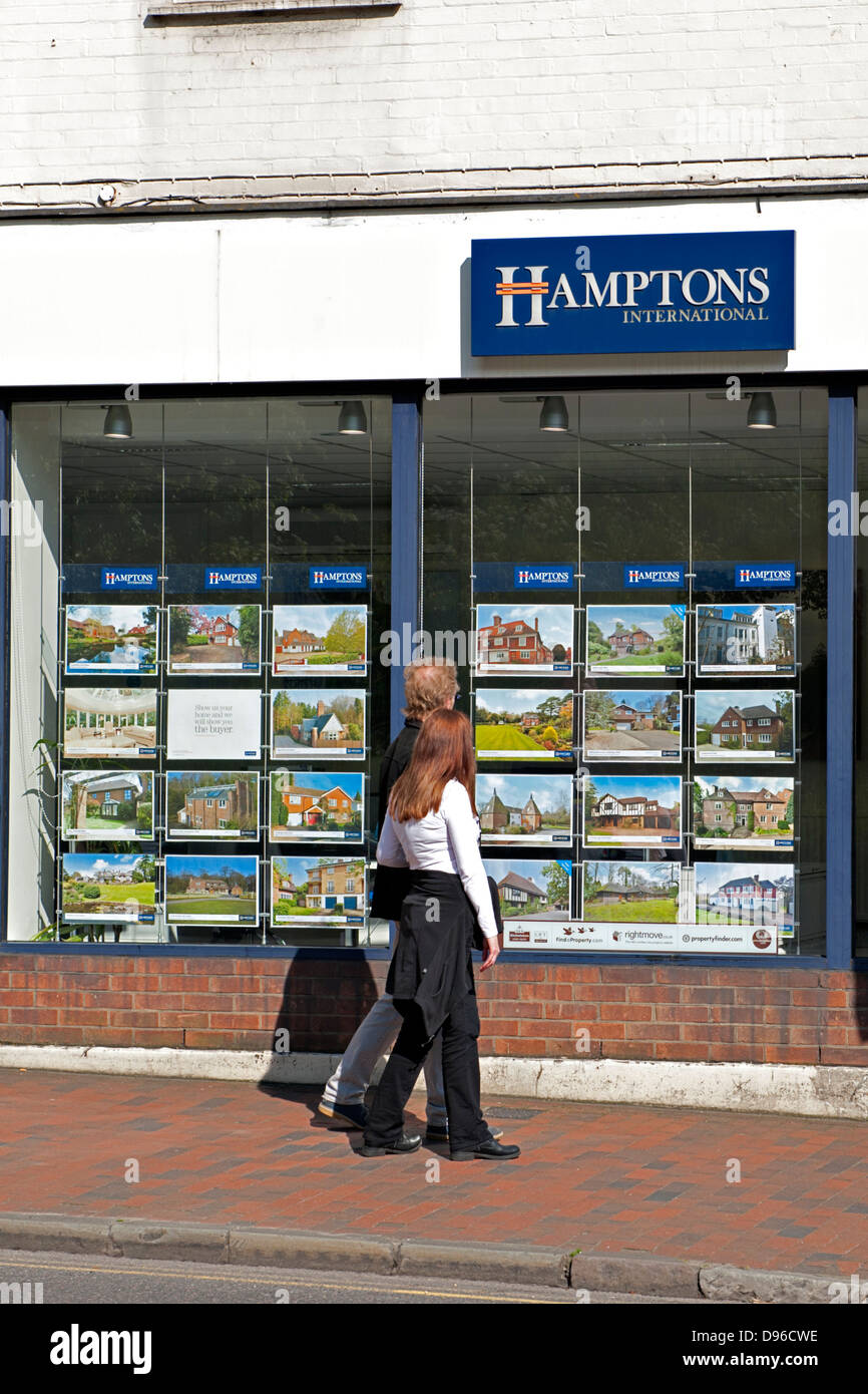 Real estate agent display hi-res stock photography and images - Alamy