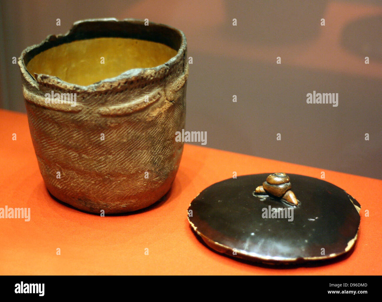 Jomon pot hi-res stock photography and images - Alamy