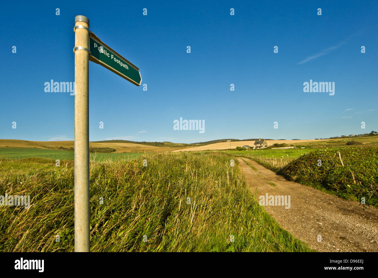 Footpath sign in the countryside Stock Photo - Alamy