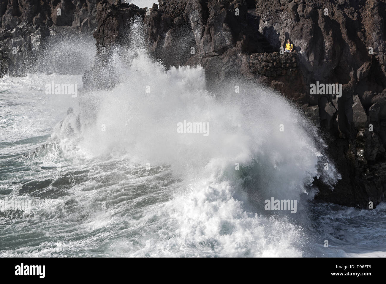 Waves breaking cliff hi-res stock photography and images - Alamy