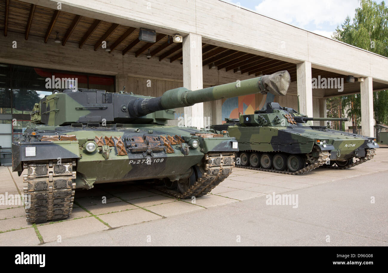 Leopard 2 A4 main battle tank and CV9030 infantry fighting vehicle of ...