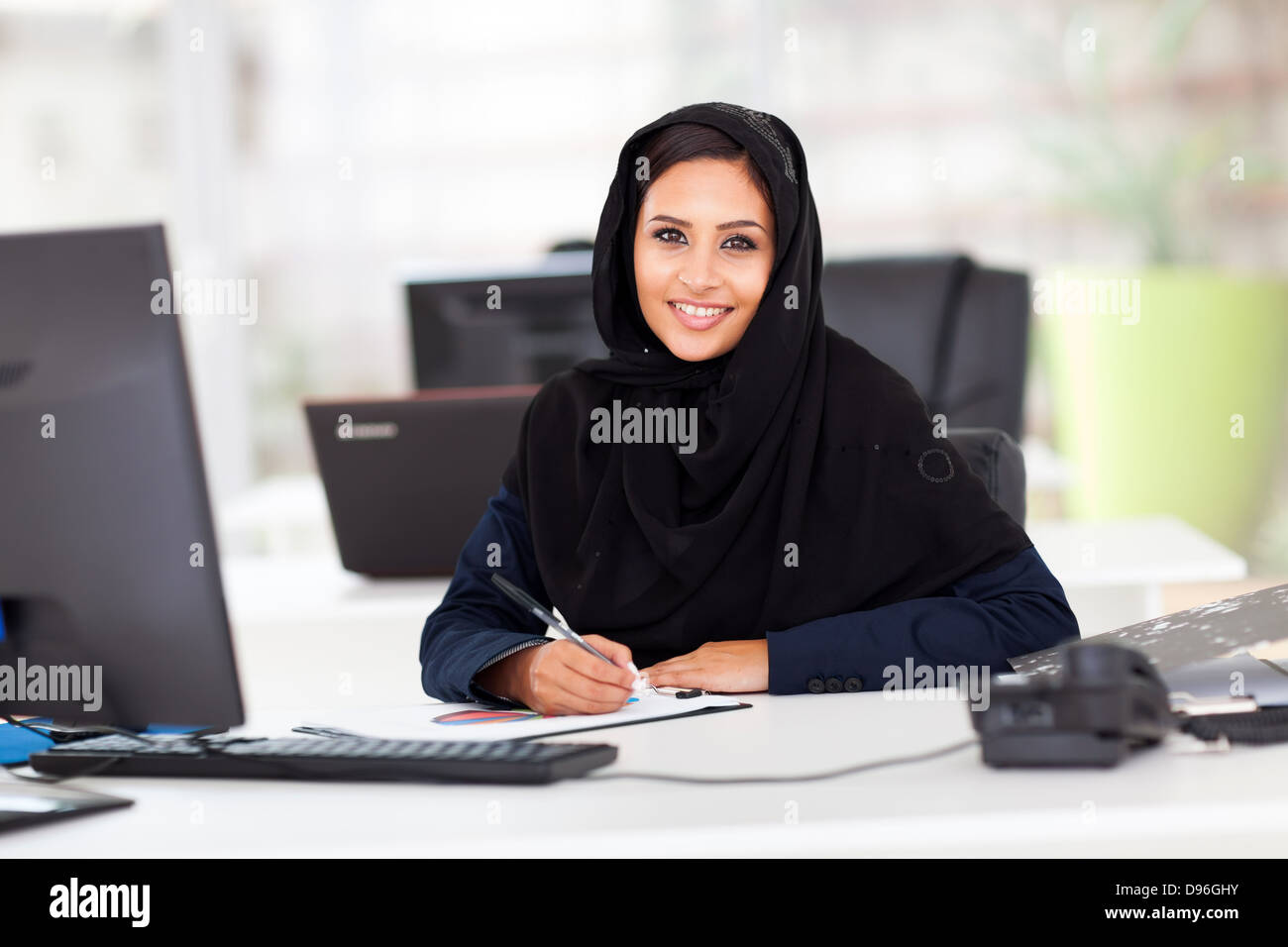 Female muslim worker hi-res stock photography and images - Alamy