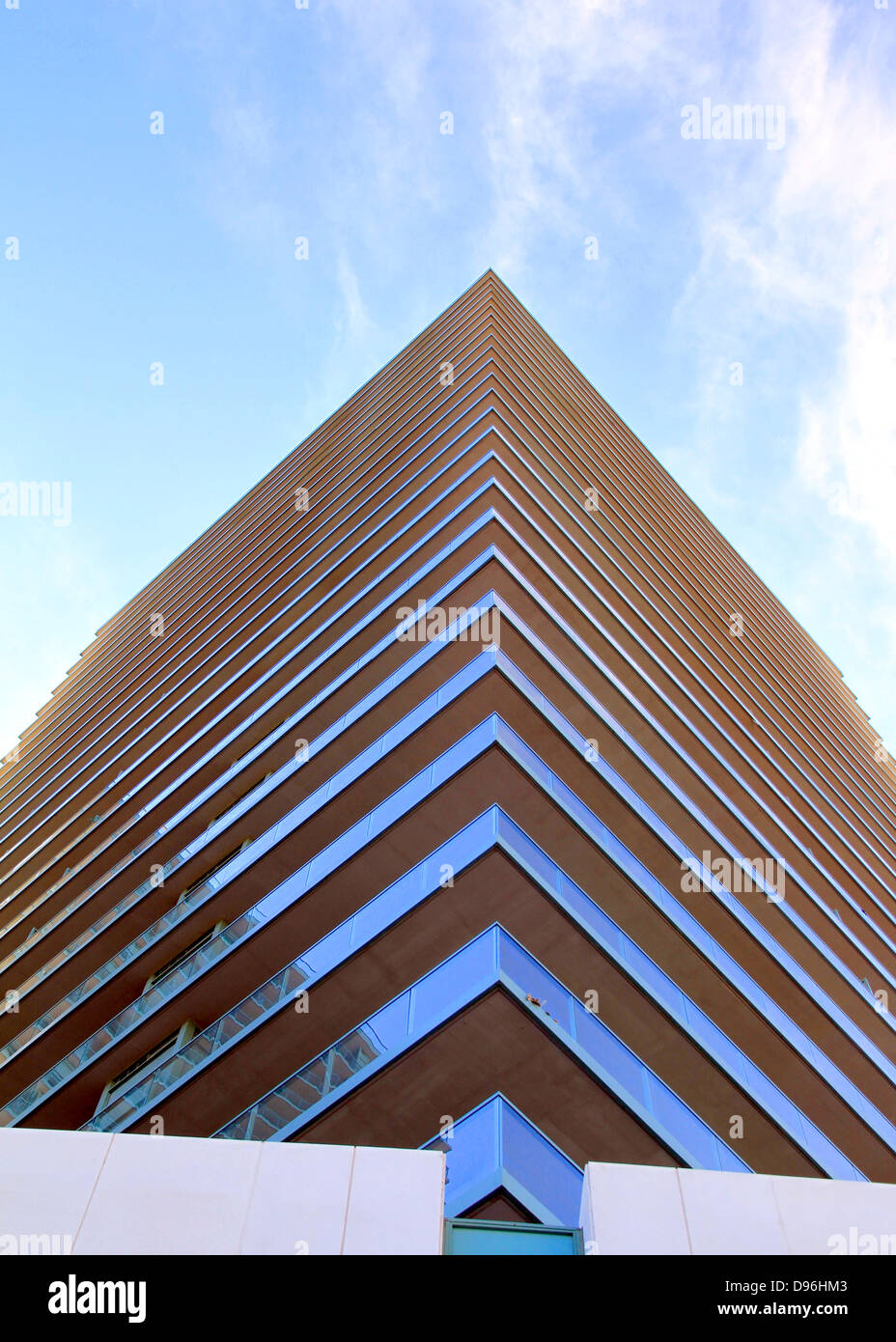 Condo building exterior hi-res stock photography and images - Alamy