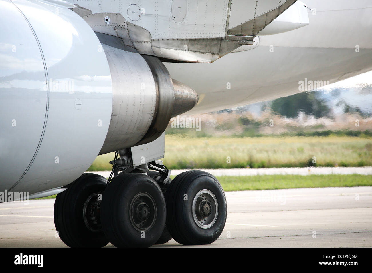 Aircraft on ground hi-res stock photography and images - Alamy