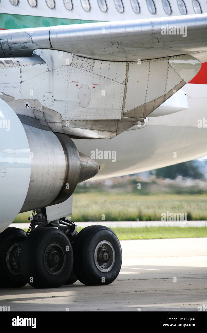 Aircraft on ground hi-res stock photography and images - Alamy