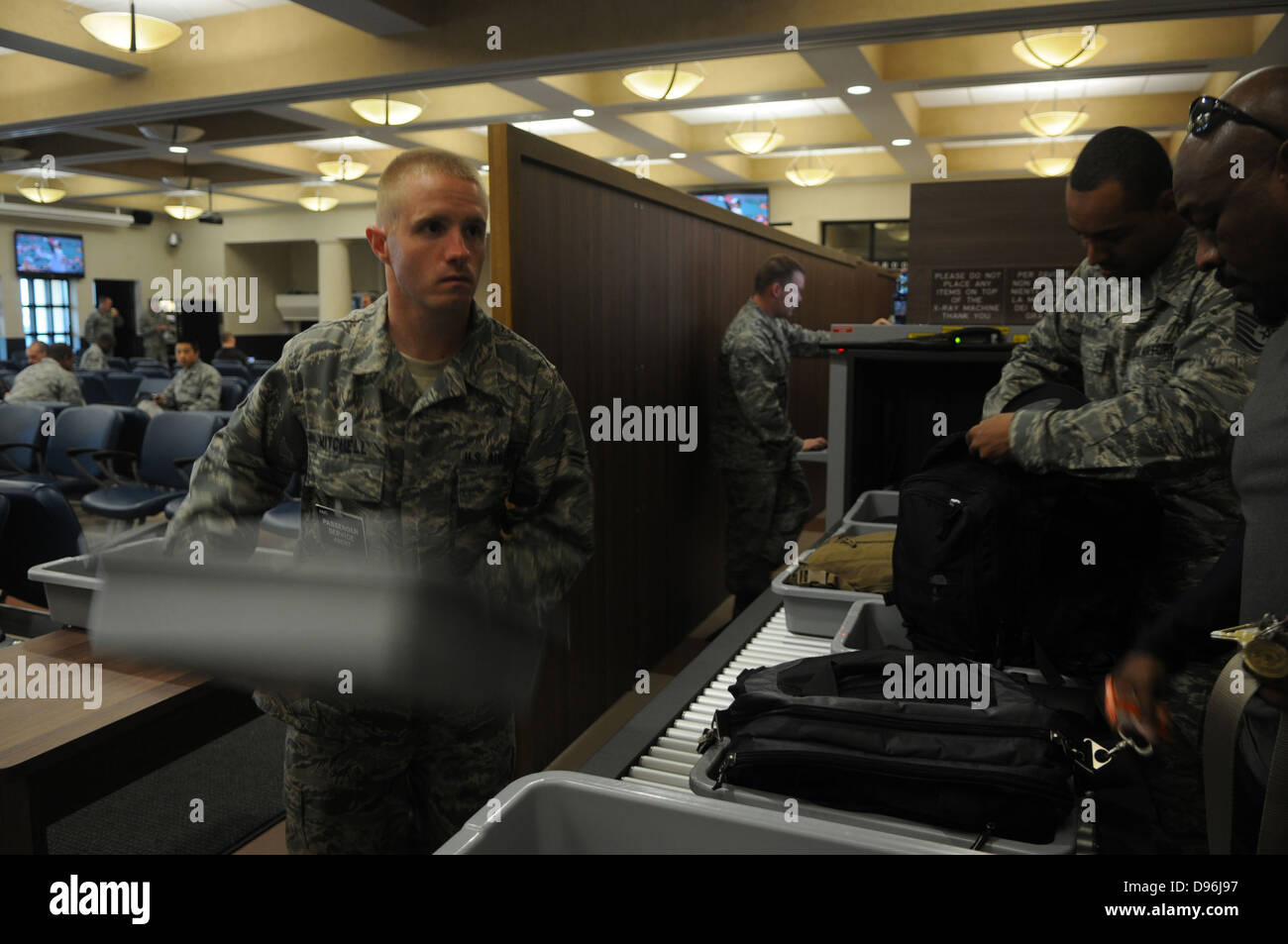 U s air force airman 1st class lance mitchell hi-res stock photography ...
