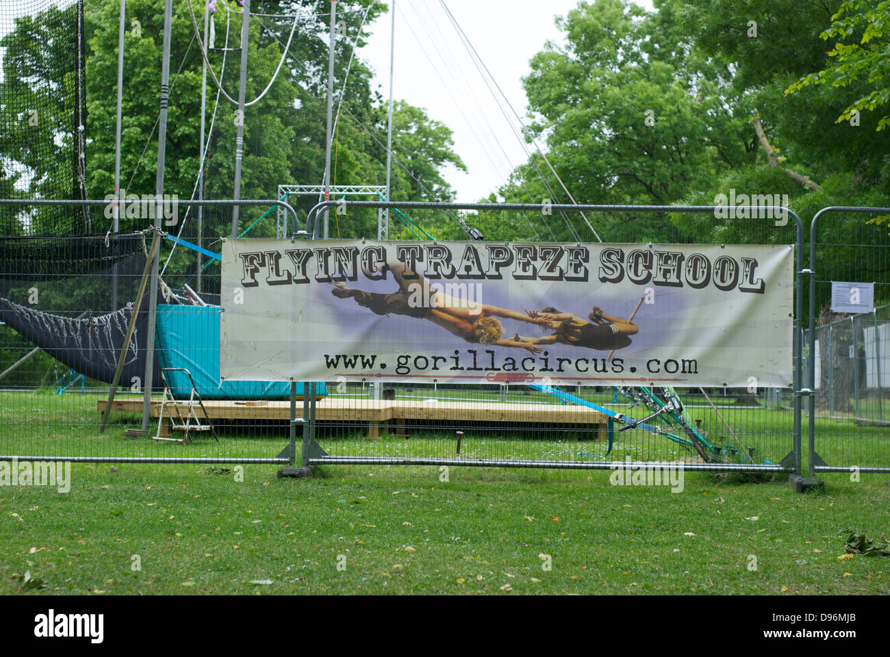 Flying trapeze hi-res stock photography and images - Alamy