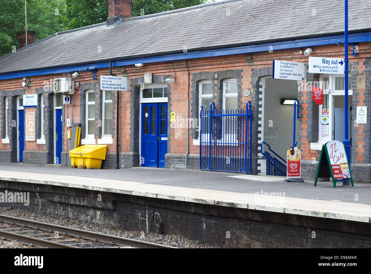 Warwick Railway Station and platform Stock Photo - Alamy