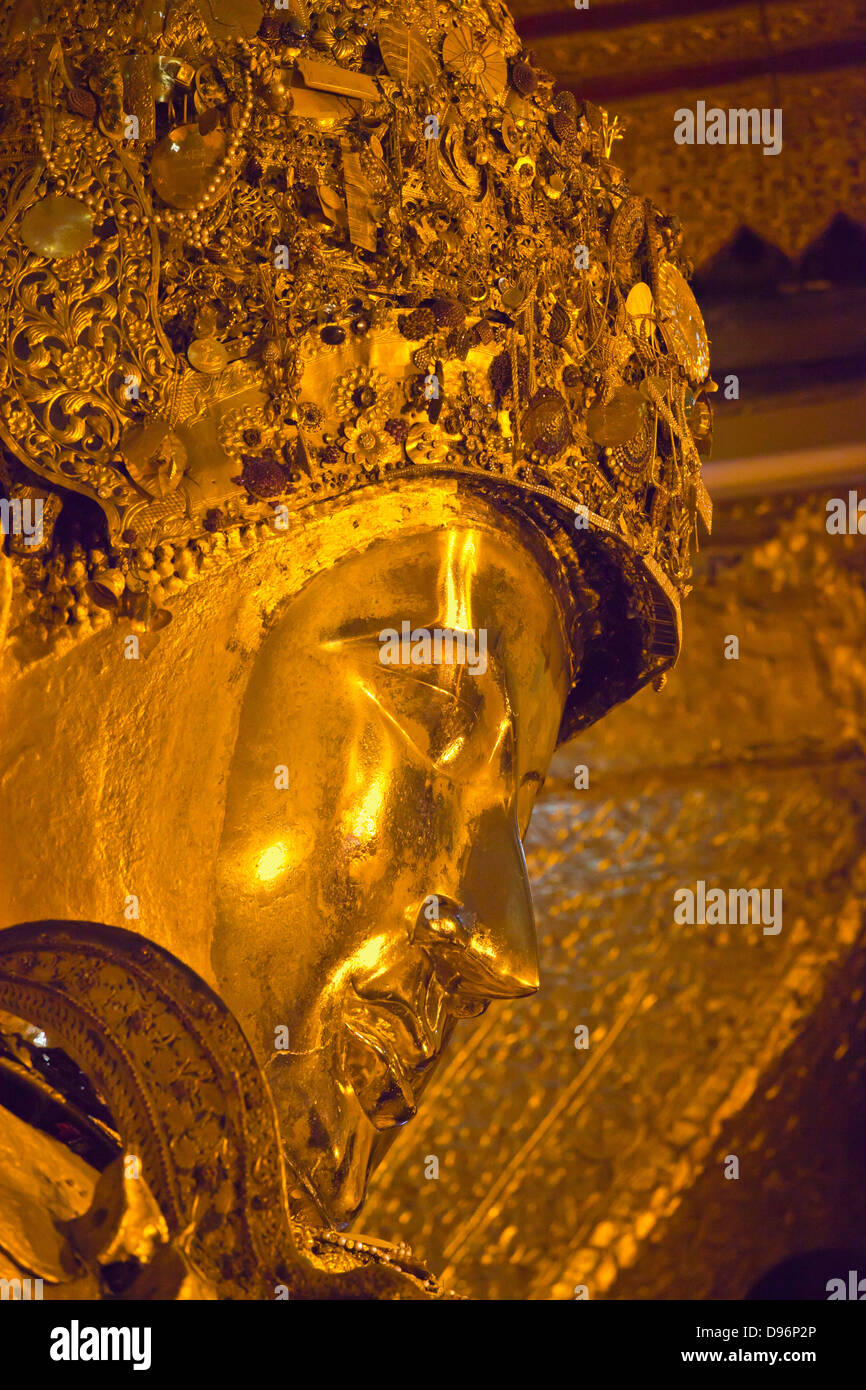 The much venerated MAHAMUNI BUDDHI inside the MAHAMUNI PAYA built by ...