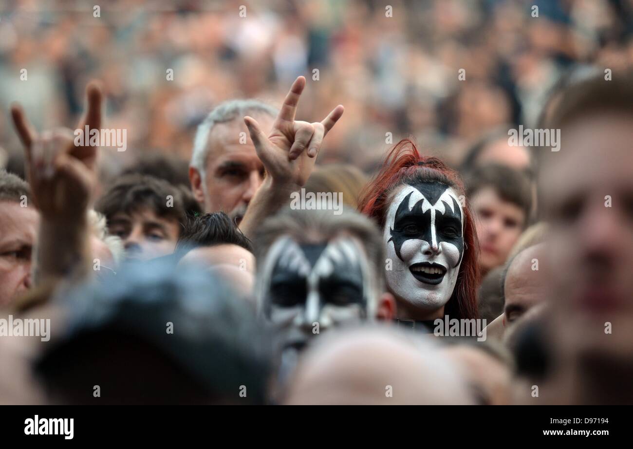 Fans rock band kiss cheer hi-res stock photography and images - Alamy