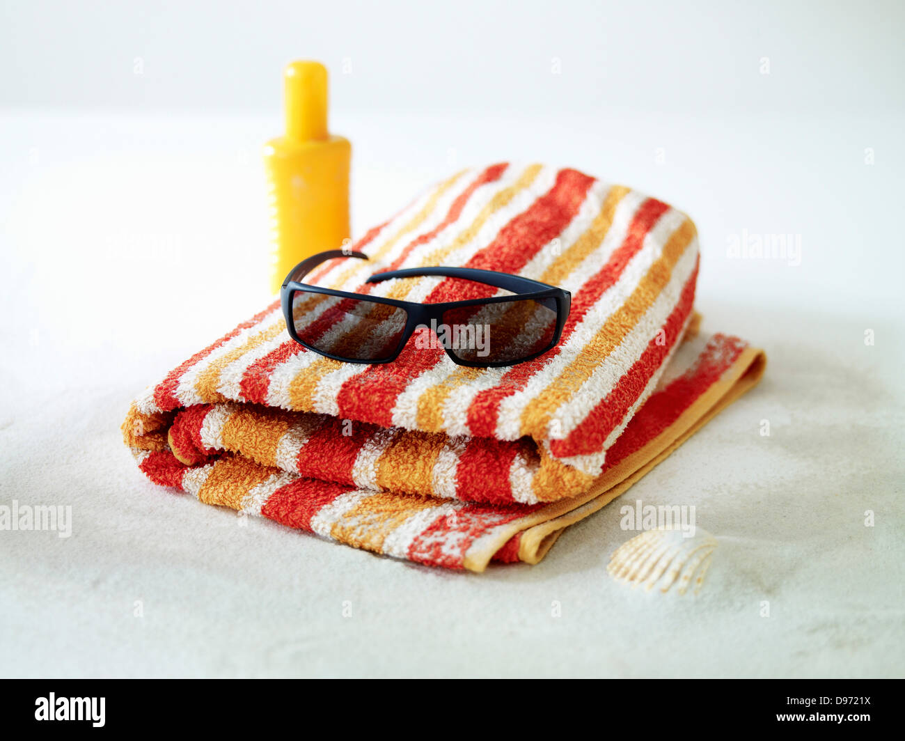 Sunscreen lotion hi-res stock photography and images - Alamy