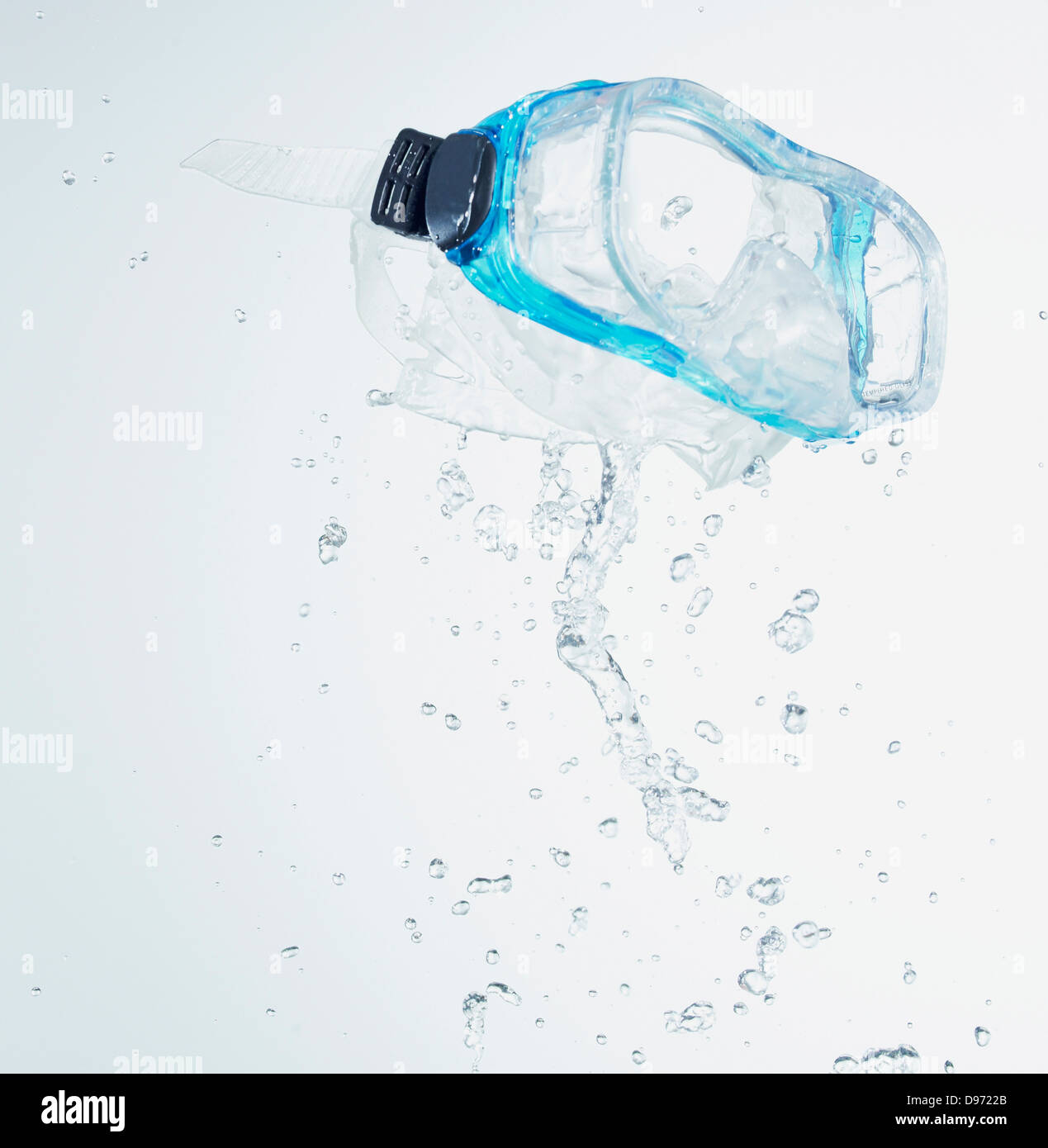 Diving mask with splashing water, close up Stock Photo - Alamy