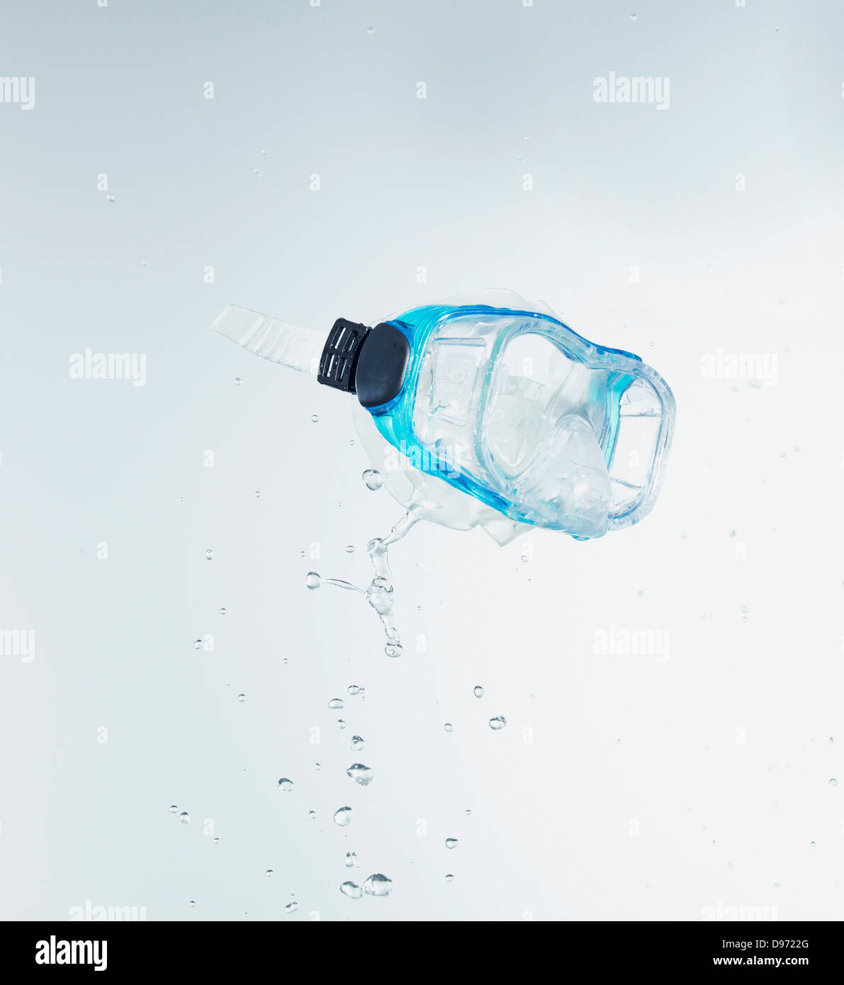Diving mask with splashing water, close up Stock Photo - Alamy