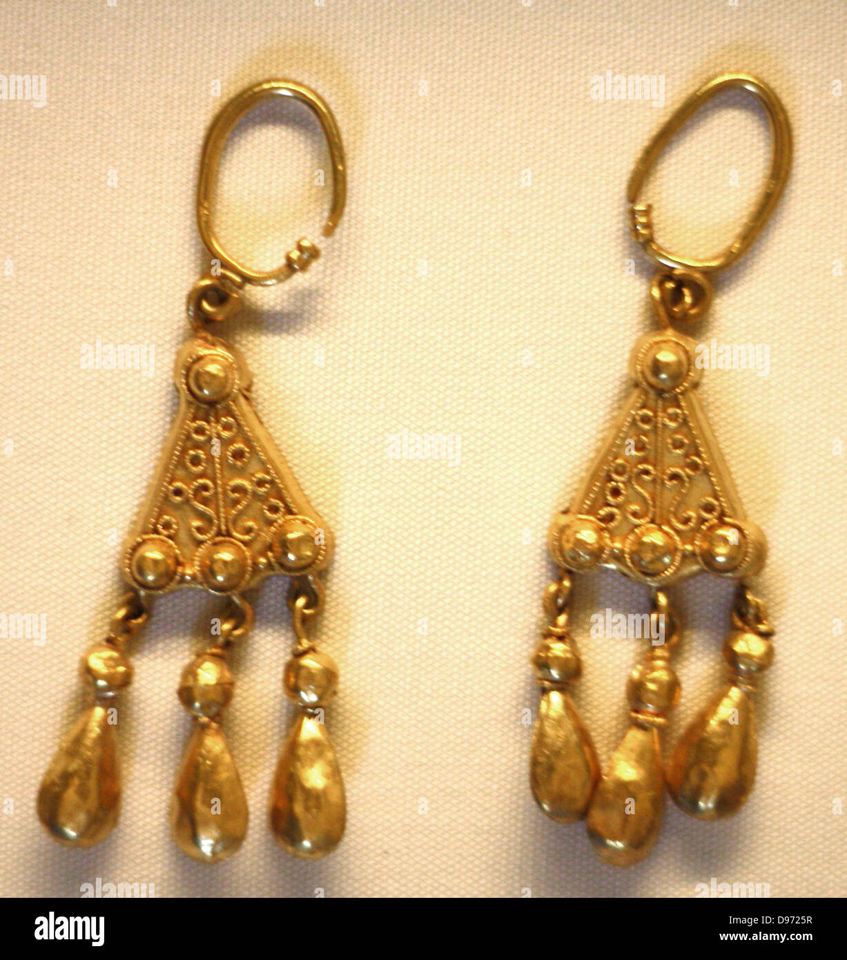 Pair of gold earrings Stock Photo - Alamy